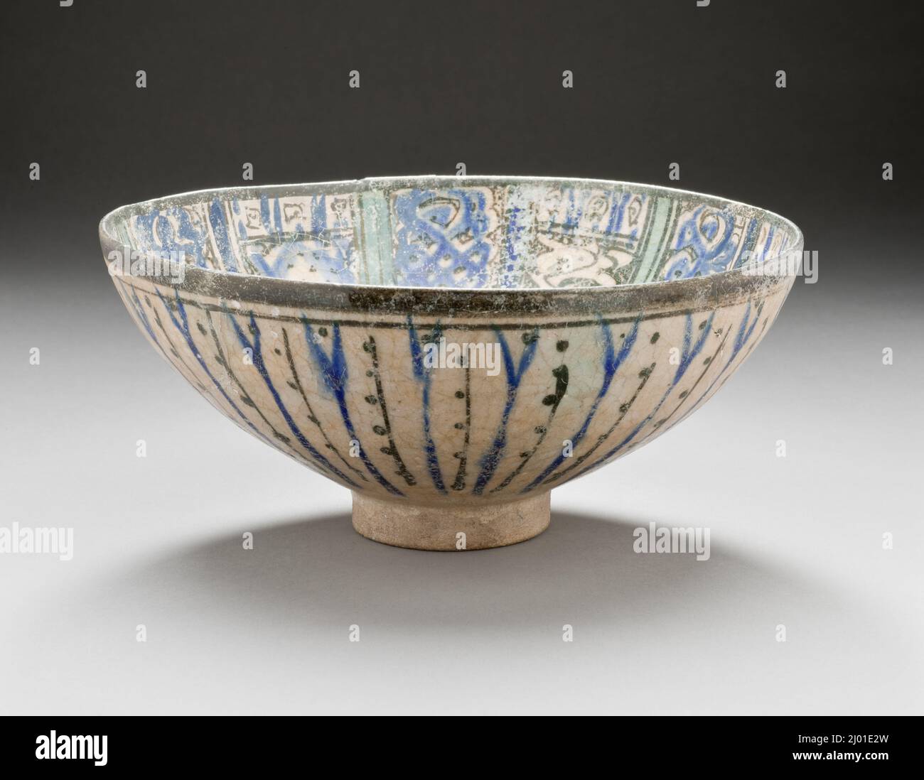 Indigo bowl pottery hi-res stock photography and images - Alamy