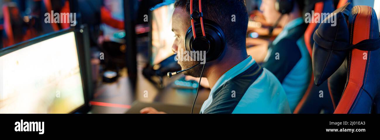 Young gamers hi-res stock photography and images - Alamy