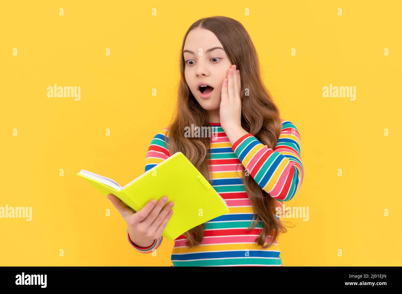 Child surprised reading hi-res stock photography and images - Alamy