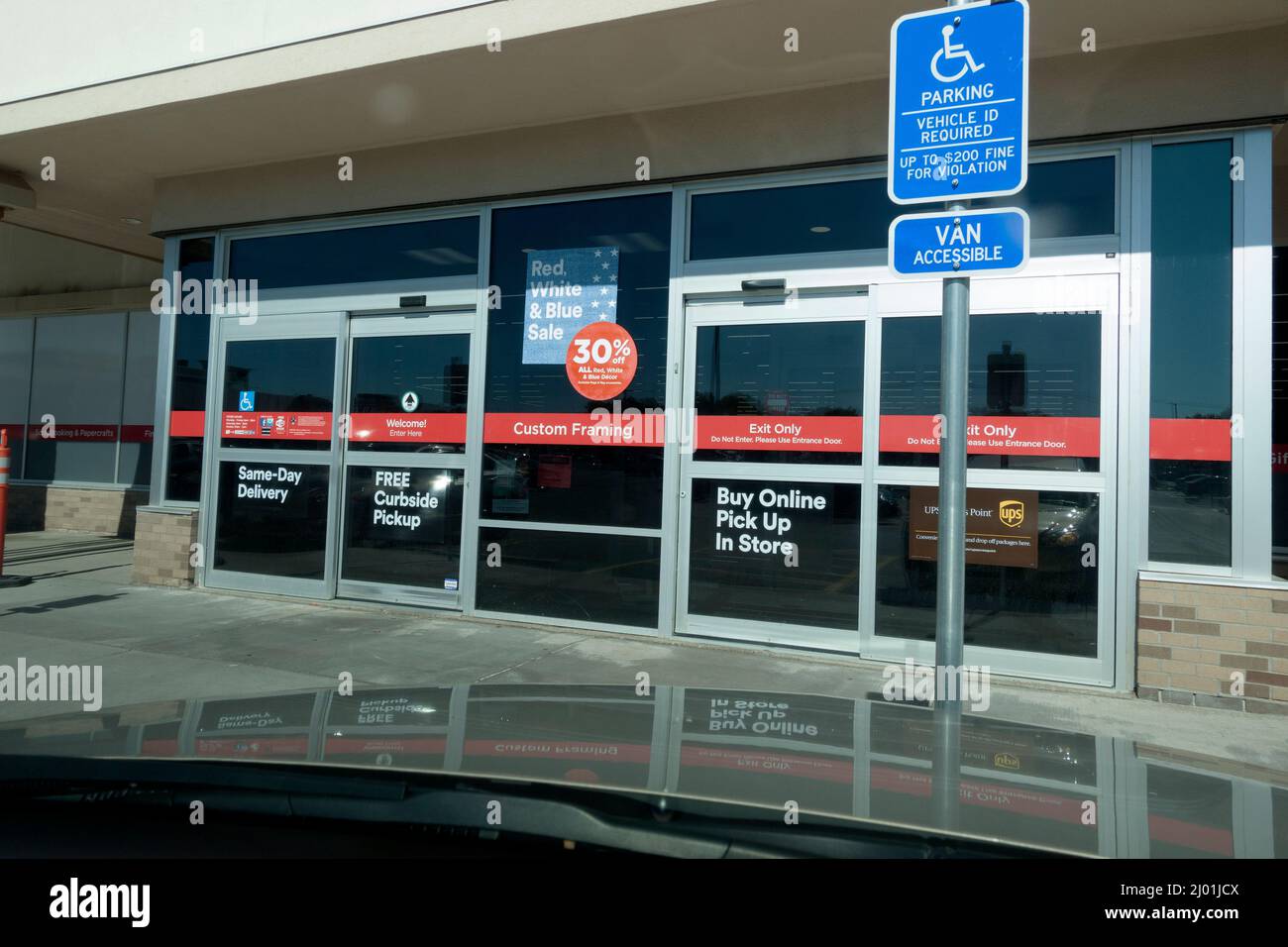 Free curbside pickup hi-res stock photography and images - Alamy
