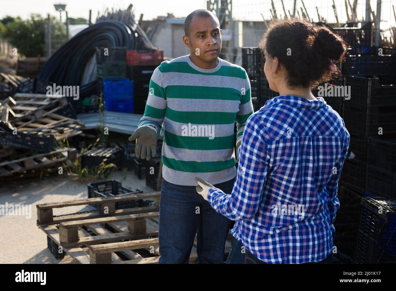 Neighbors house garden hi-res stock photography and images - Alamy