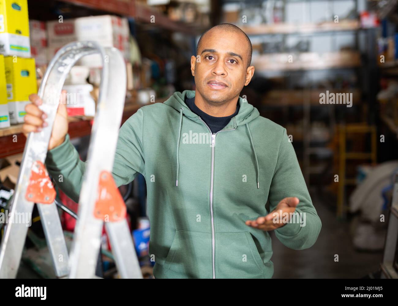 Hispanic man in warehouse hi-res stock photography and images - Alamy