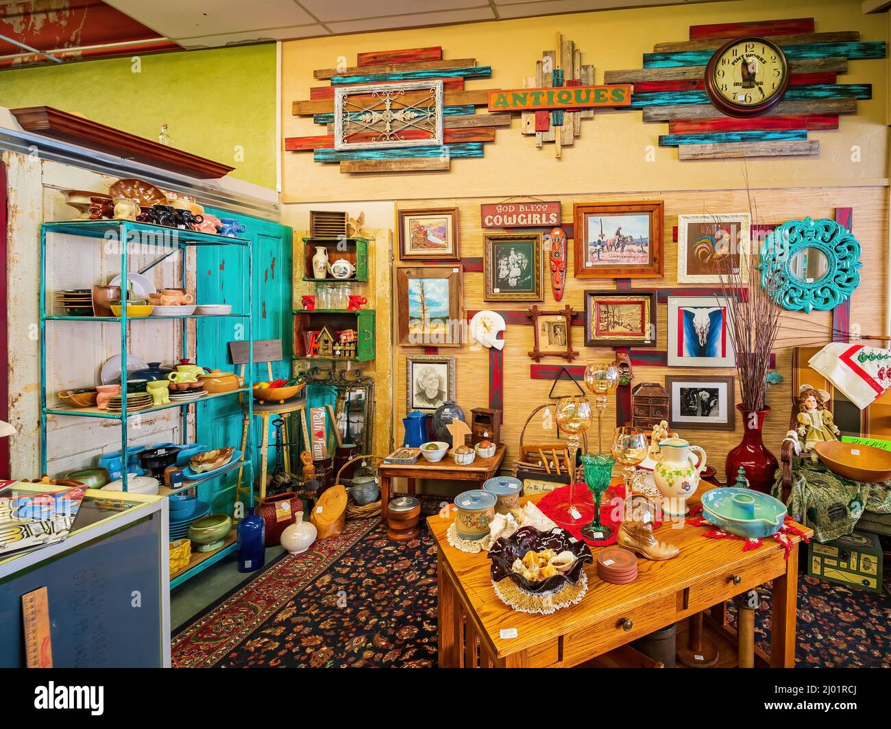 Guthrie, MAR 5 2022 - Interior view of an antique thrift store in the ...