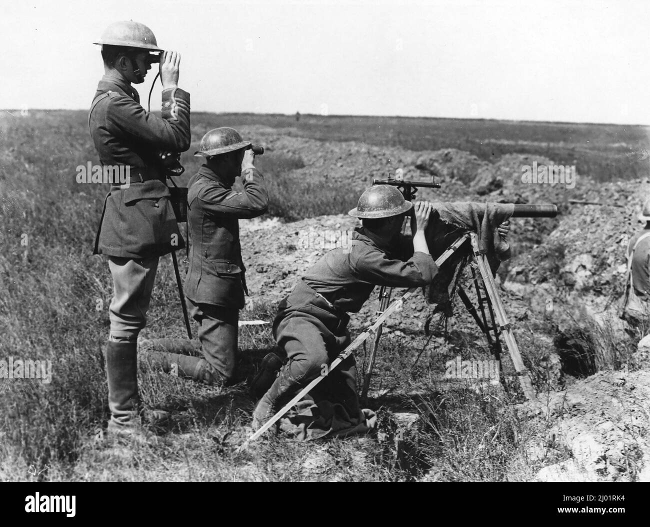 Observers at an advanced observation post on the western front Stock ...