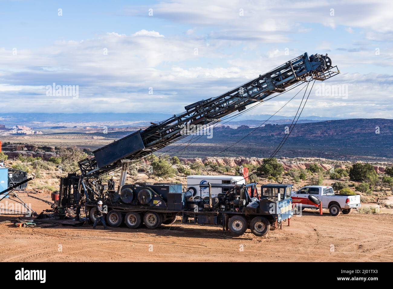 Telescoping truck-mounted workover rig folding down Stock Photo - Alamy