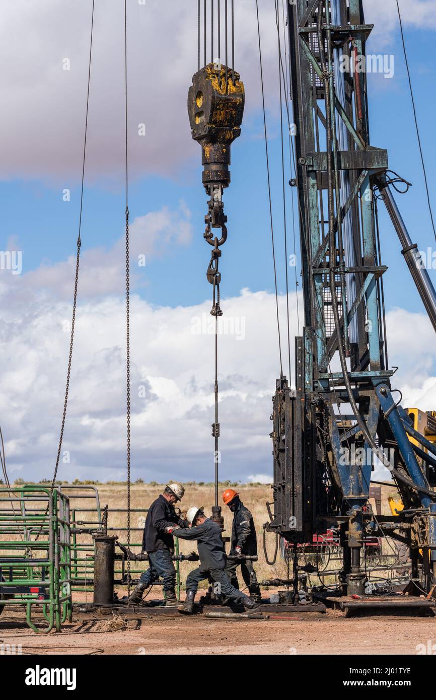 Well service crew working on a workover rig Stock Photo - Alamy