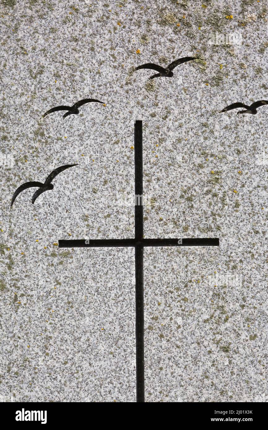 Close-up of carved christian cross on granite headstone, Montreal ...