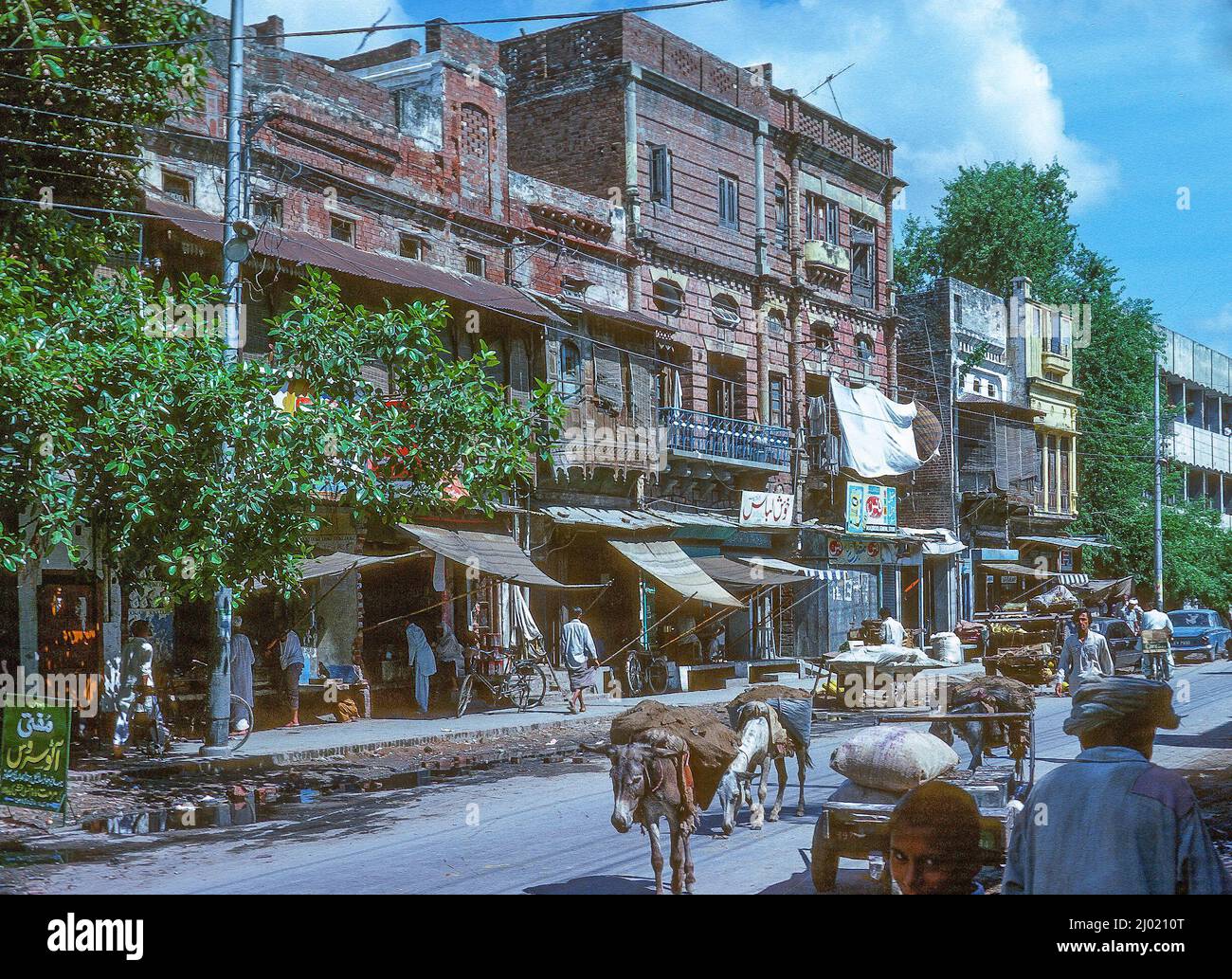 Street scene in the Old Anarkali bazaar district, Lahore, Punjab ...