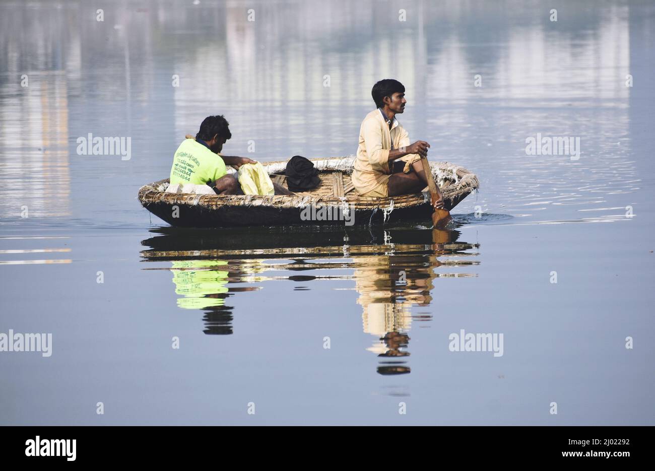Rowing bot hi-res stock photography and images - Alamy