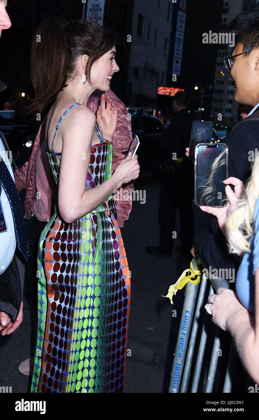 Anne hathaway at the late show hi-res stock photography and images - Alamy