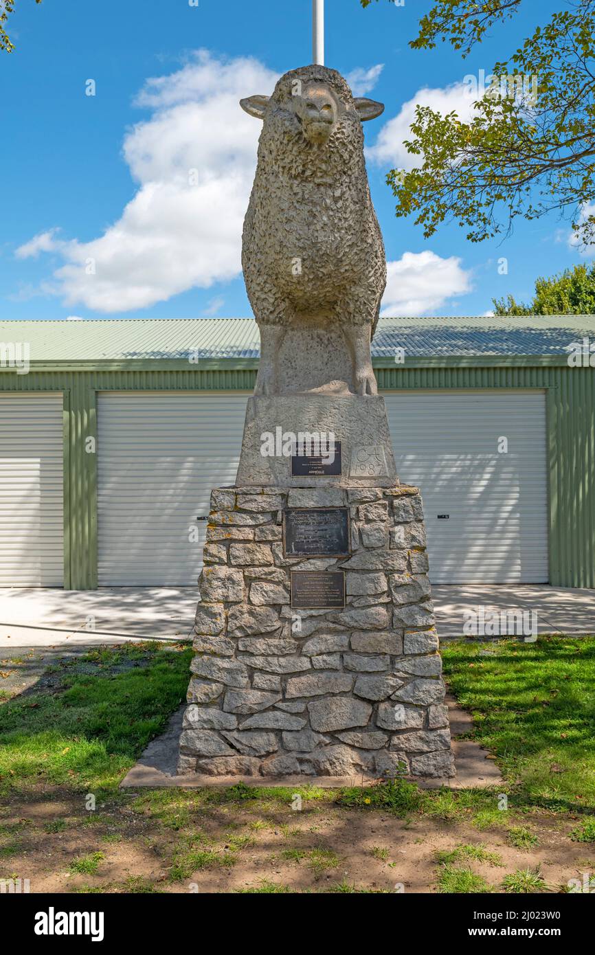 Big potato statue hi-res stock photography and images - Alamy