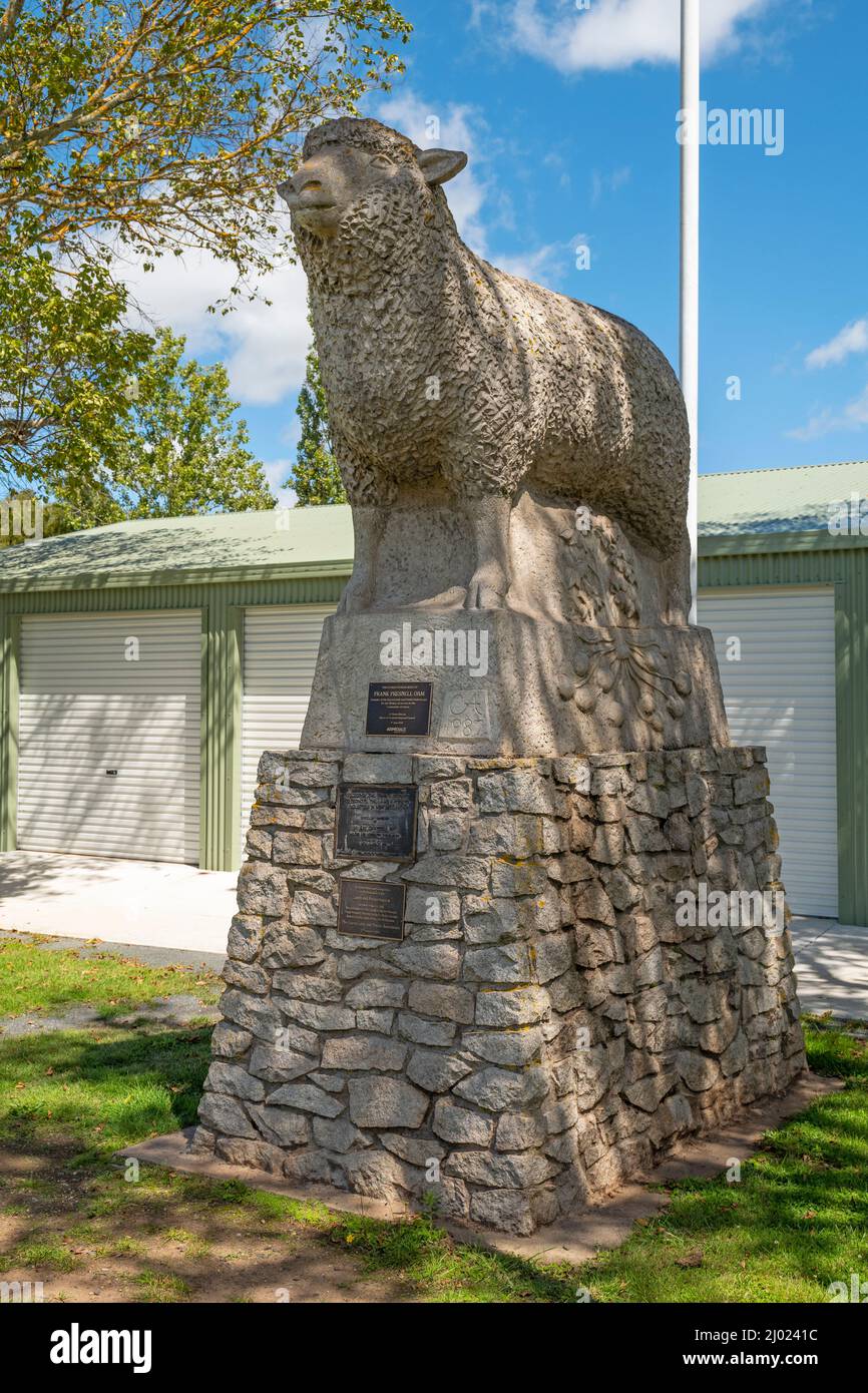 Big potato statue hi-res stock photography and images - Alamy
