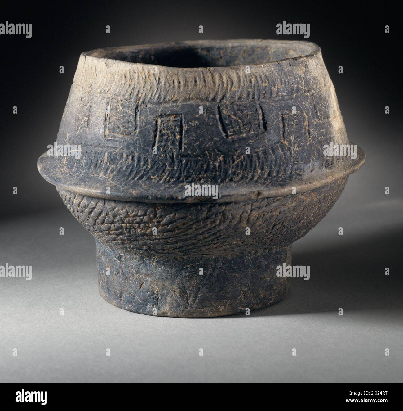 Pot. Thailand, Ban Chiang culture, 4th-3rd century, B.C.. Furnishings ...