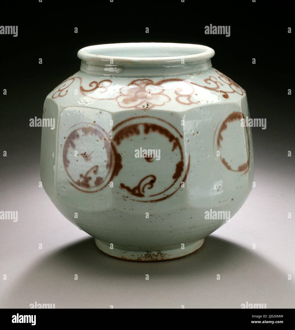 Joseon dynasty jar hi-res stock photography and images - Alamy