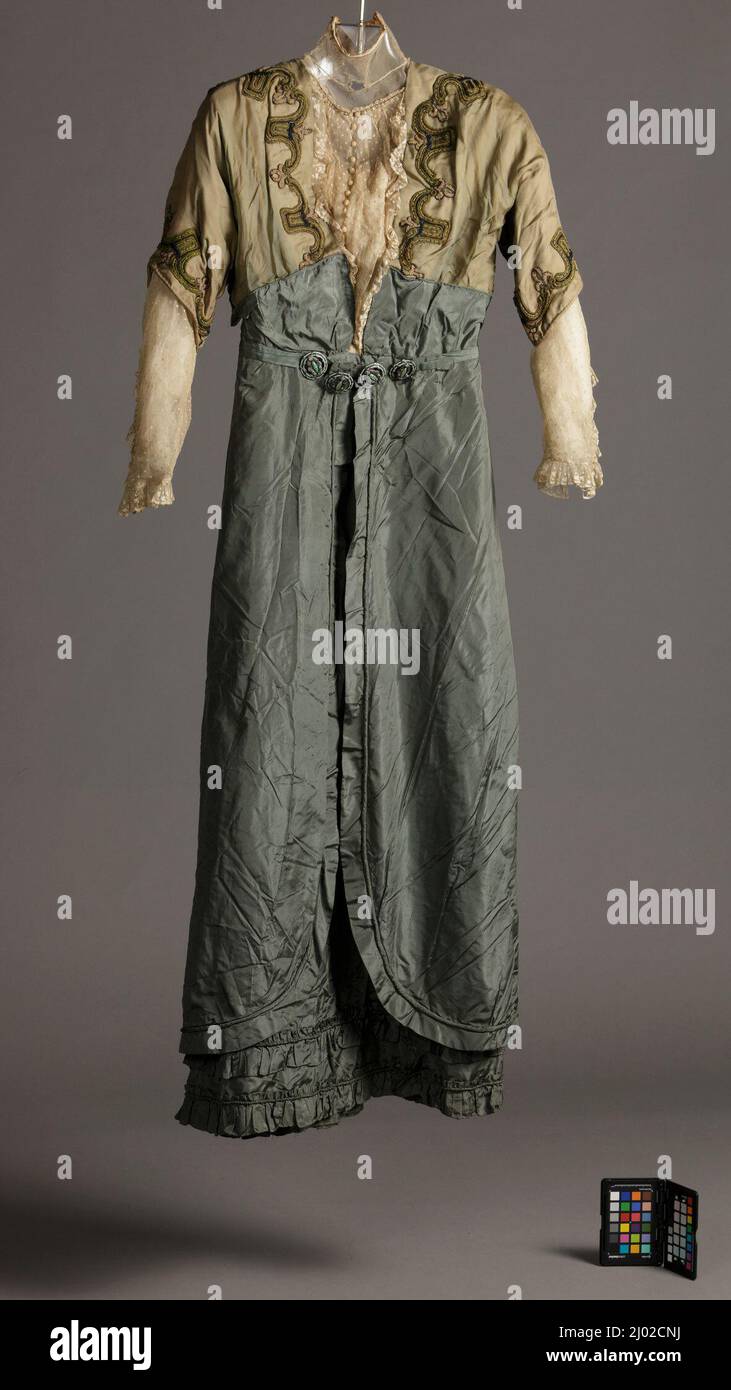 Detailed dress design hi-res stock photography and images - Alamy
