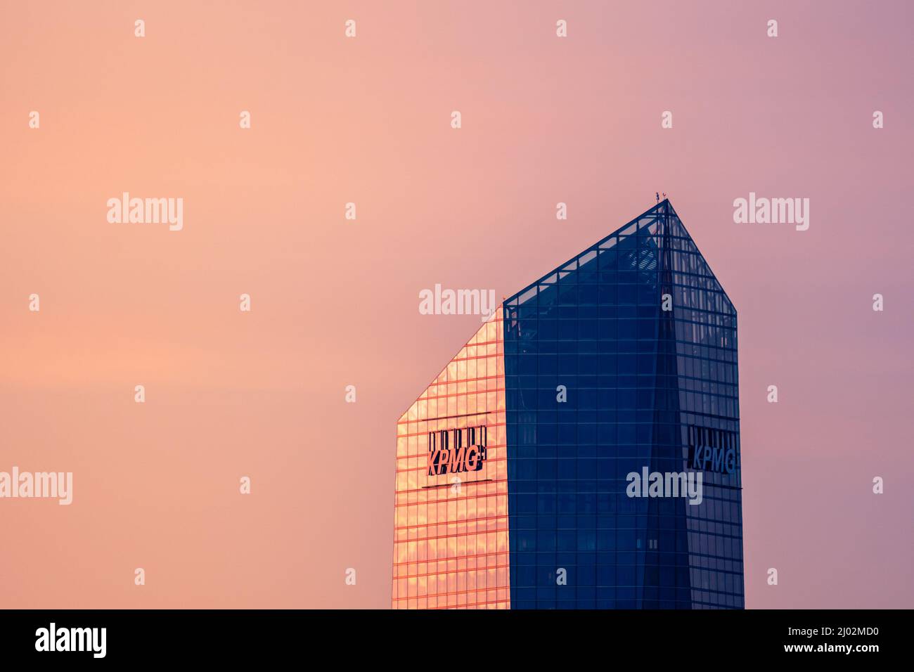 Kpmg tower hi-res stock photography and images - Alamy