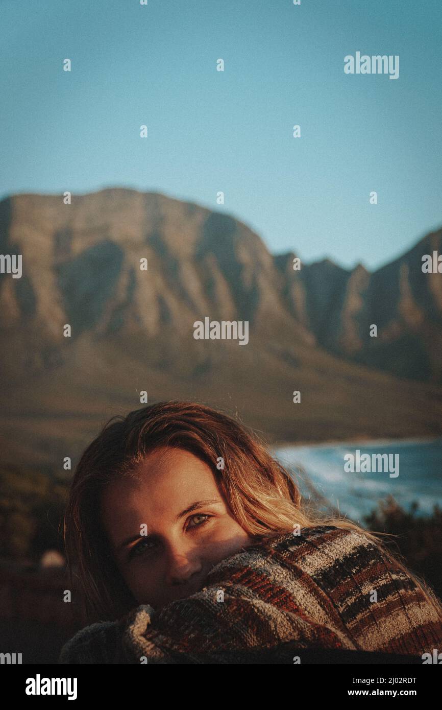 Young girl staring ocean water hi-res stock photography and images - Alamy