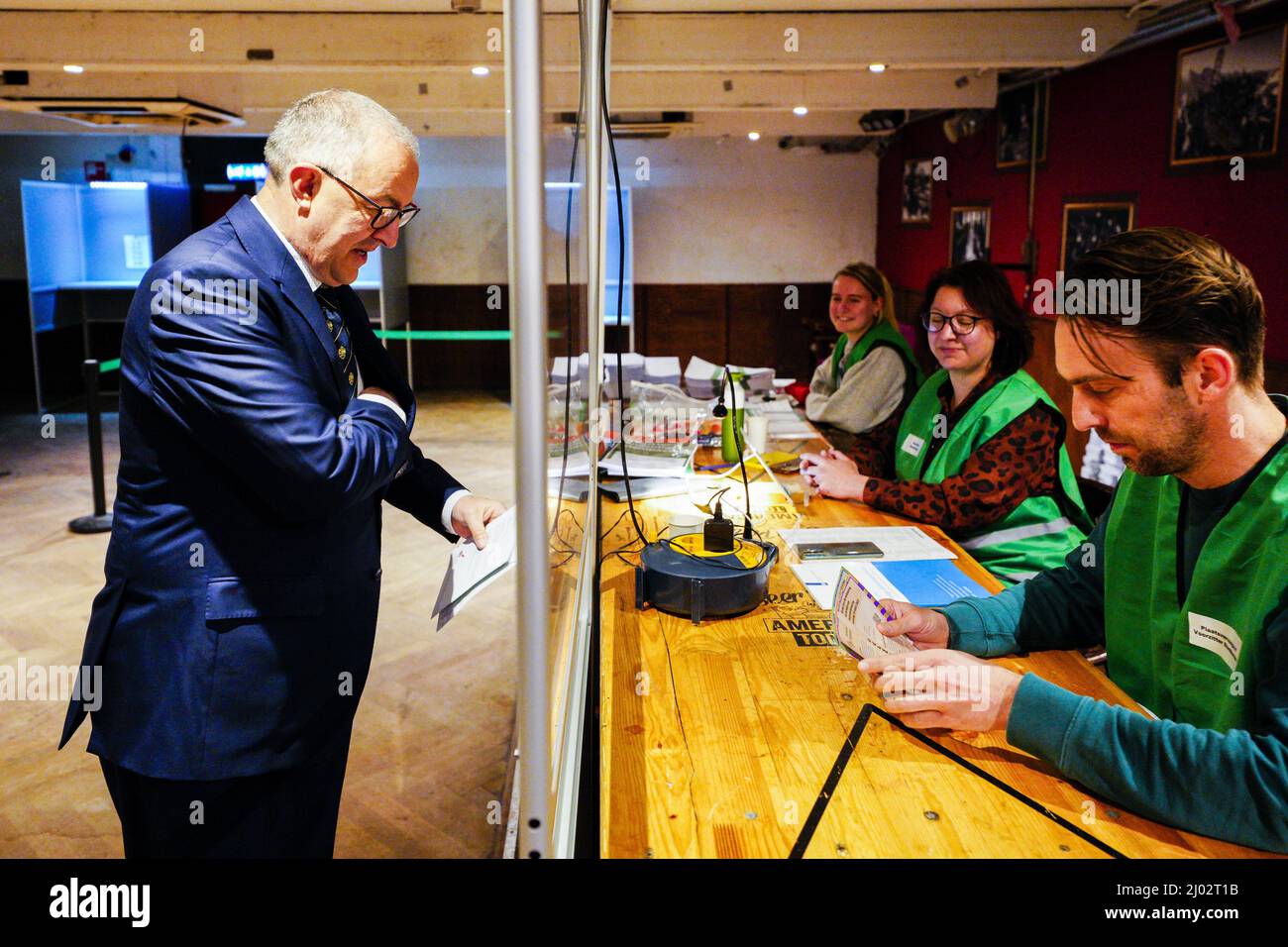 ROTTERDAM - Burgemeester Ahmed Aboutaleb van Rotterdam brengt zijn stem ...