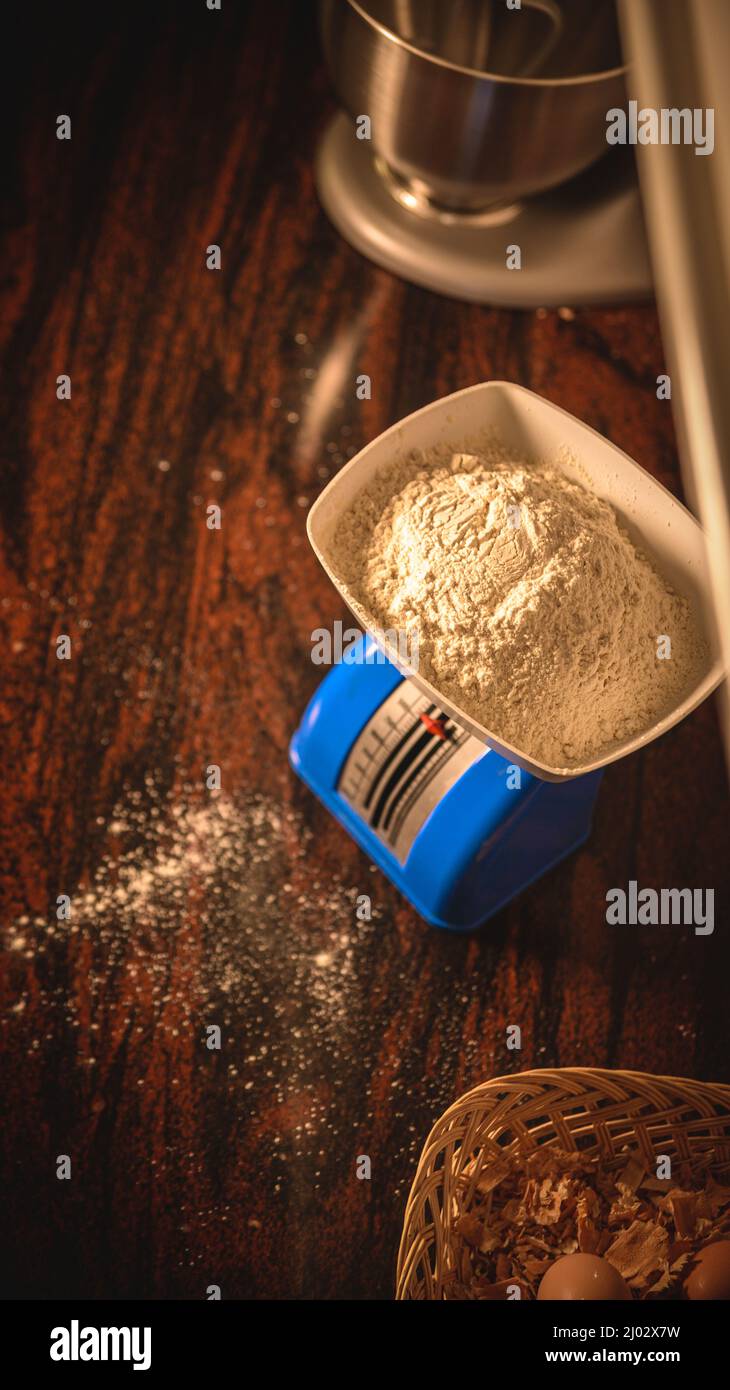 Weighing flour recipe bakery hi-res stock photography and images - Alamy