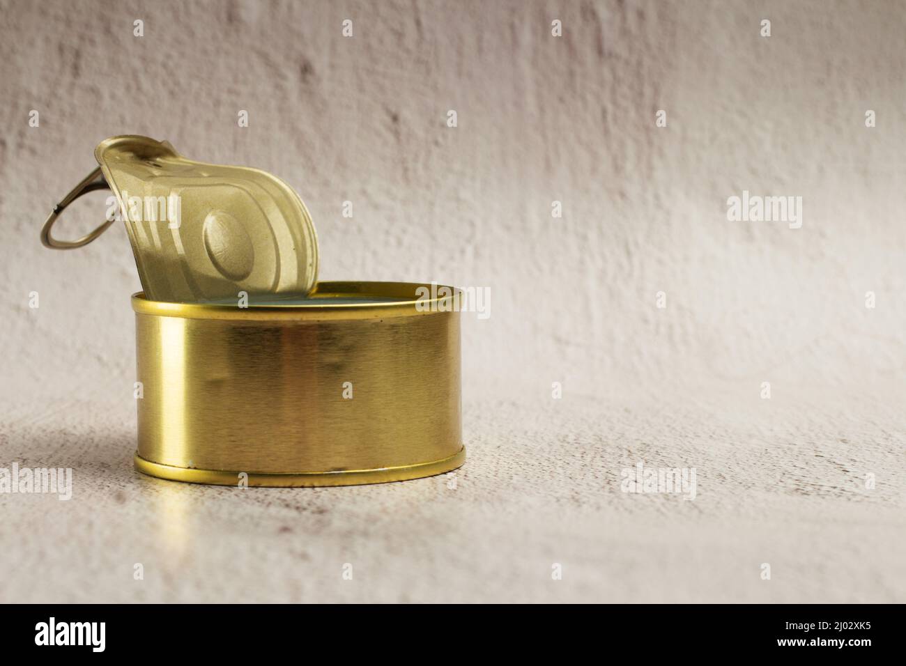 open and empty can on a rustic top Stock Photo - Alamy