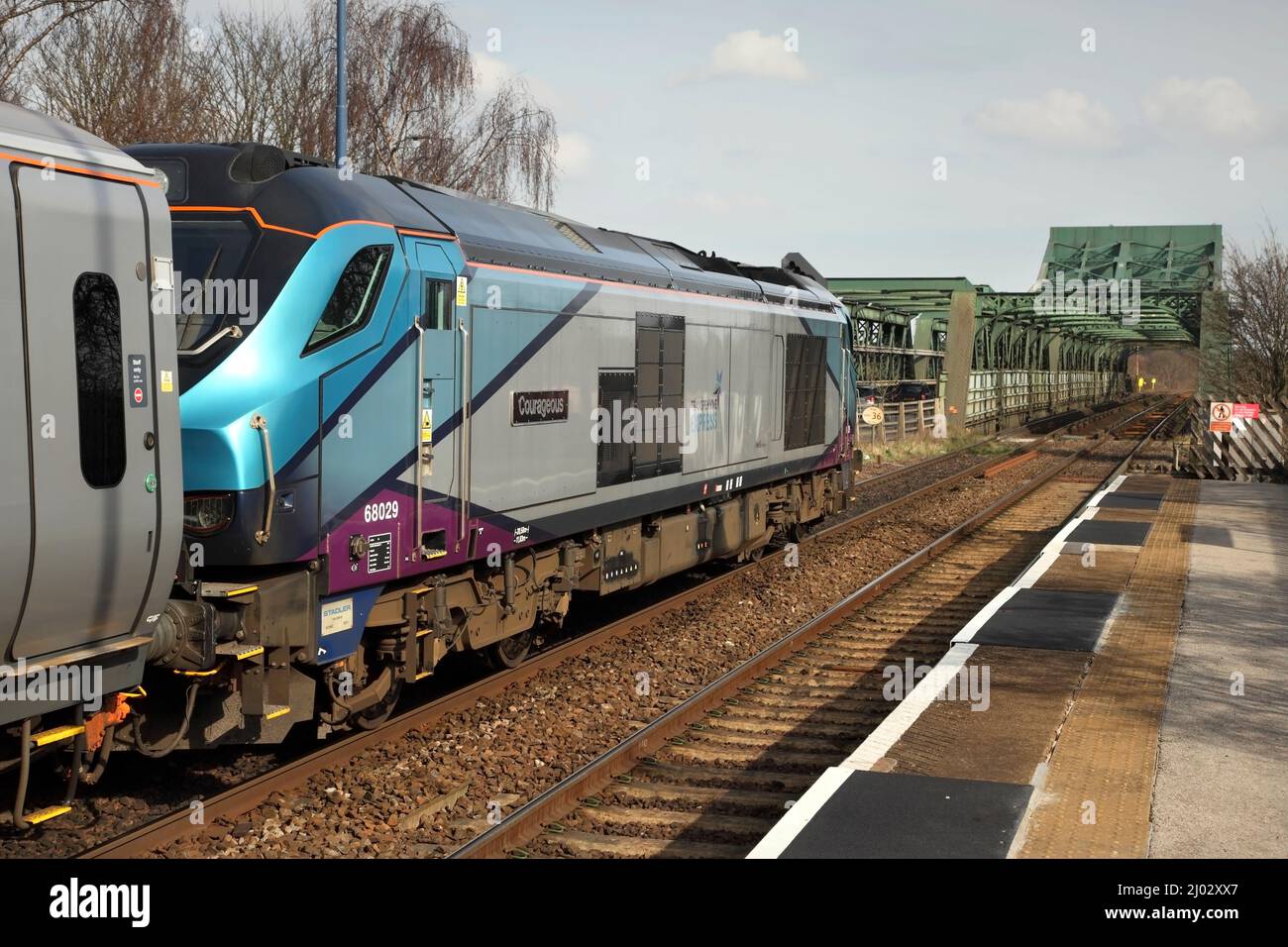 Class 68 loco 68029 hauls the 1115 Longsight, Manchester to Cleethorpes ...