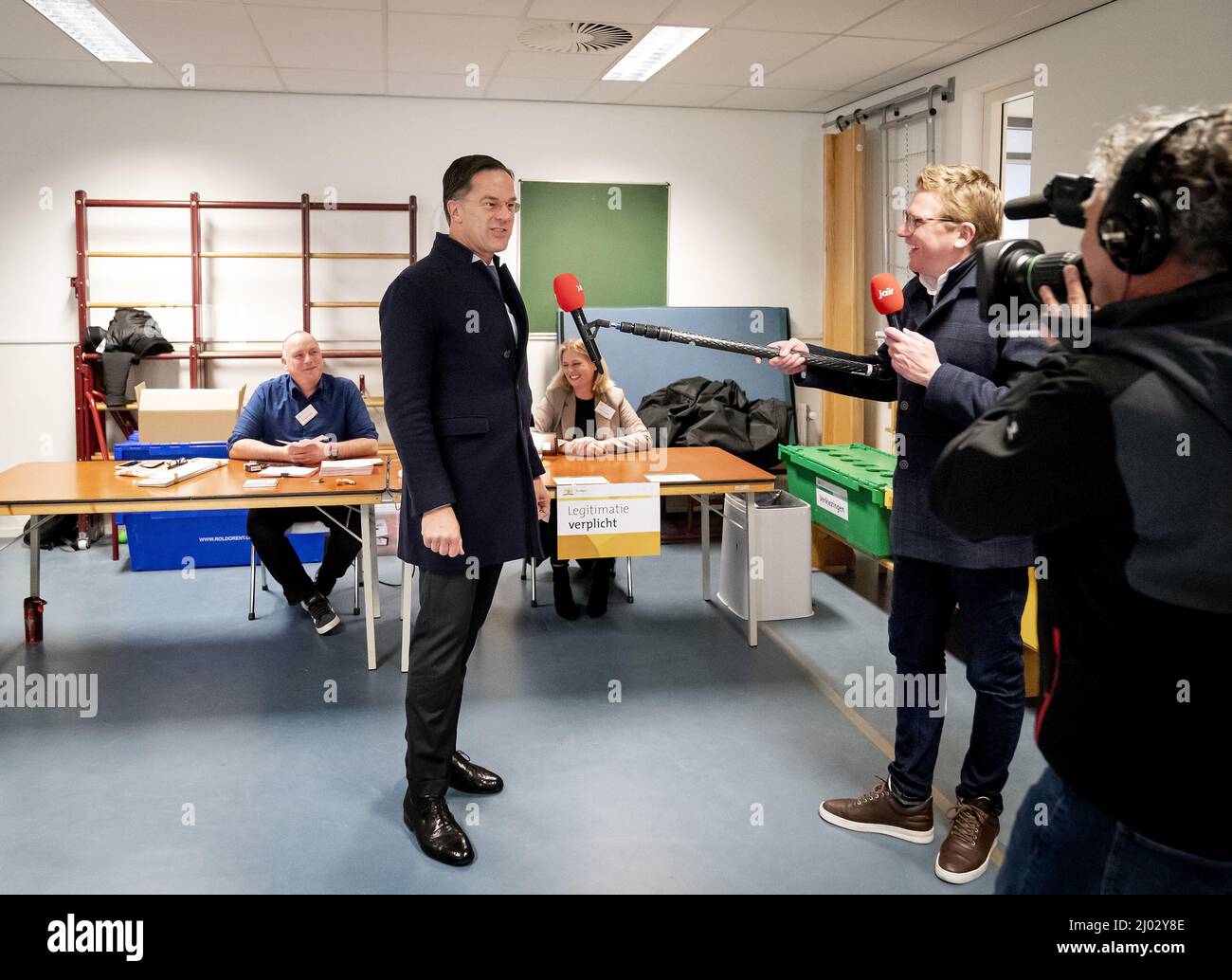 DEN HAAG - VVD-leider Mark Rutte brengt in basisschool De Woltersschool ...