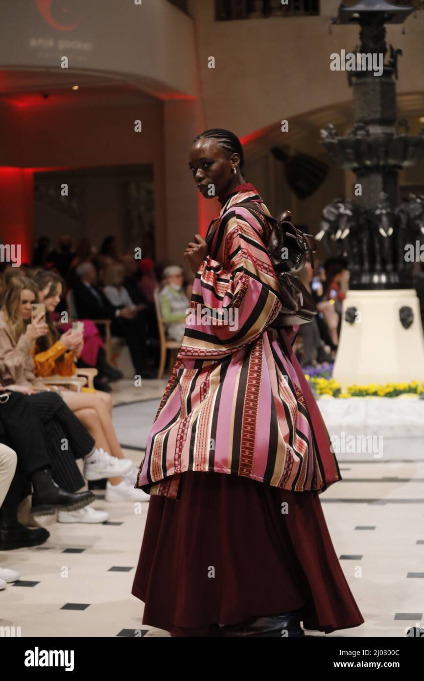 Model bei der Anja Gockel Fashion Show 'Weltgewand(t)' auf der Berlin ...