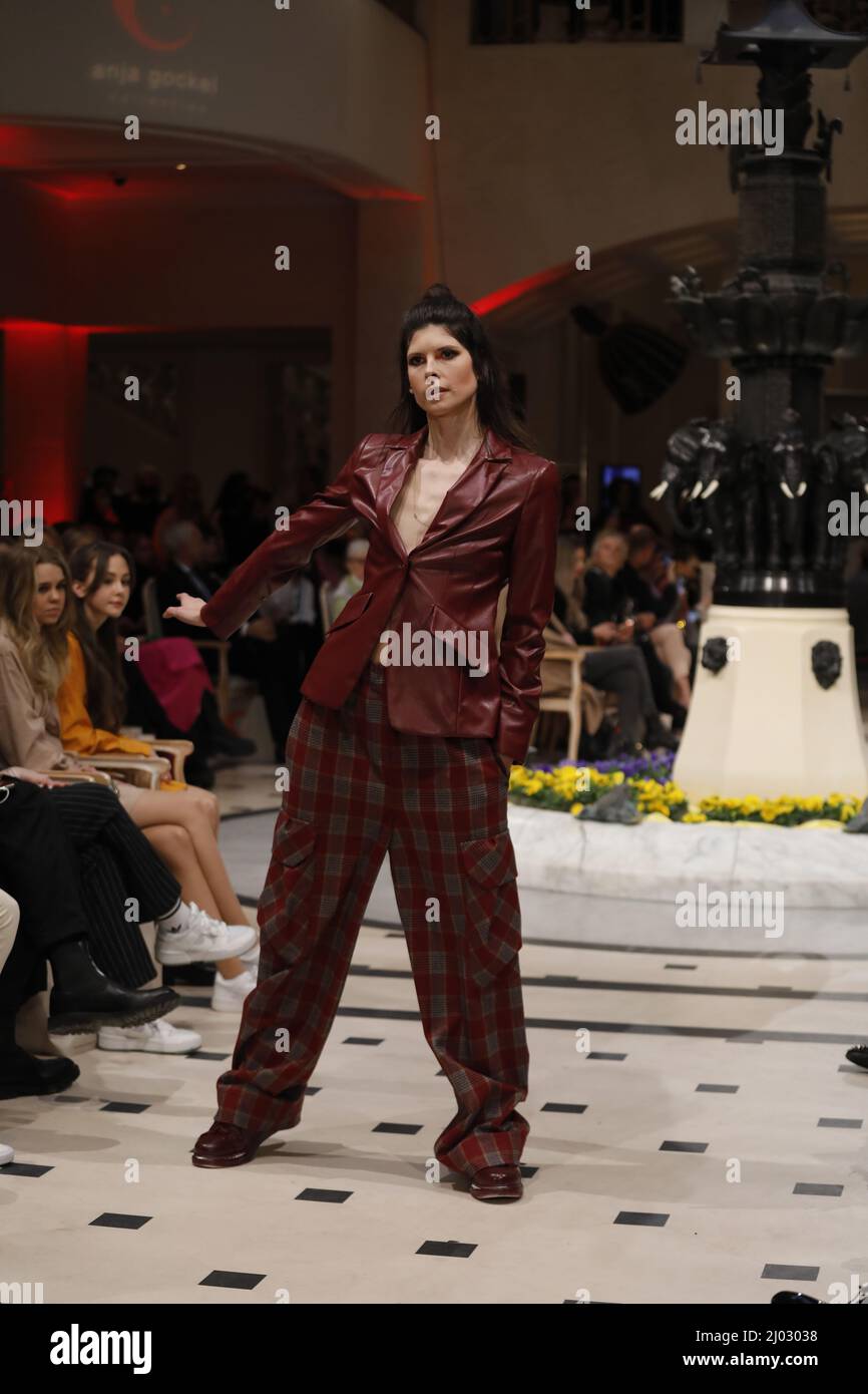 Model bei der Anja Gockel Fashion Show 'Weltgewand(t)' auf der Berlin ...