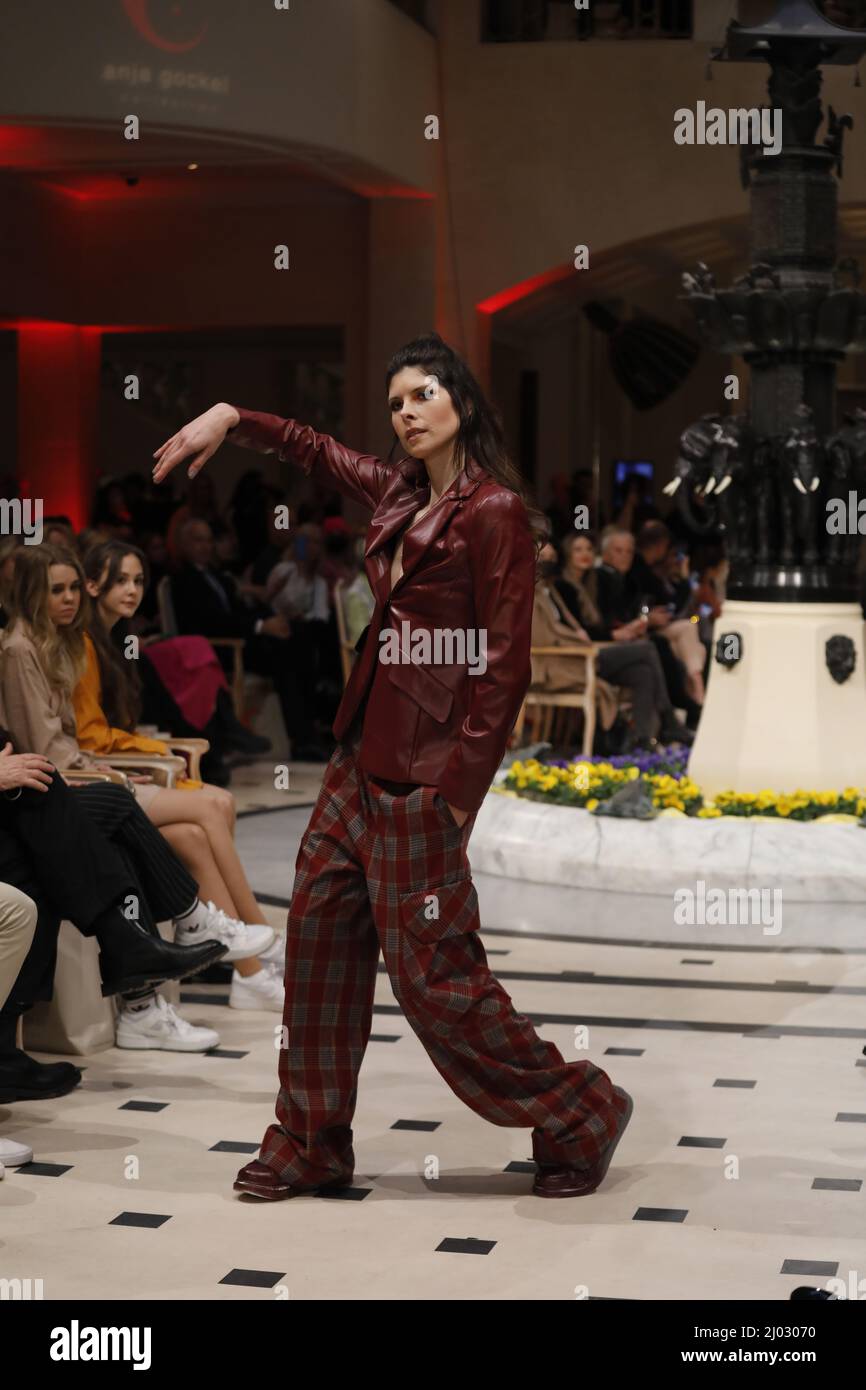 Model bei der Anja Gockel Fashion Show 'Weltgewand(t)' auf der Berlin ...