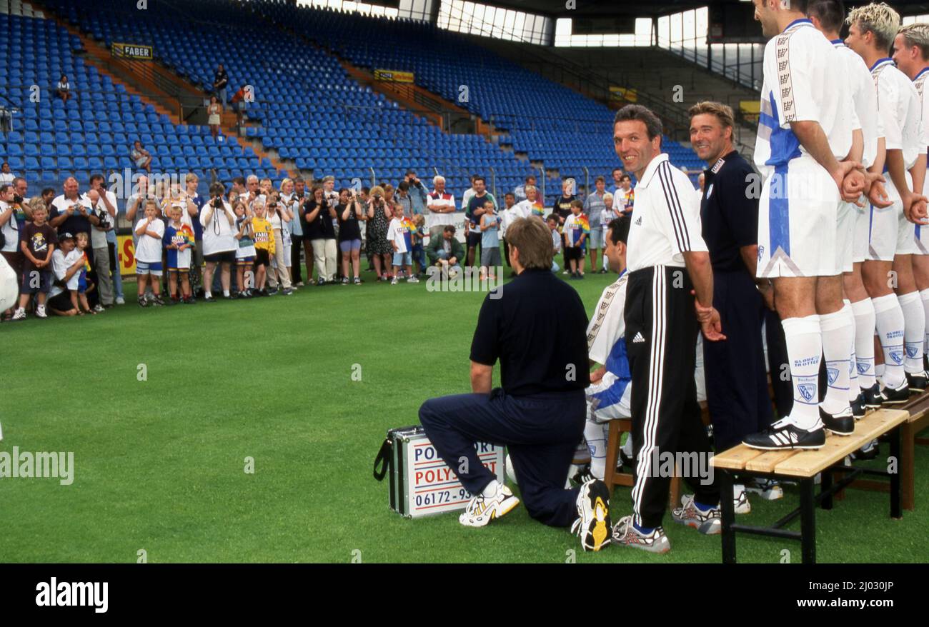 Team football 2000 hi-res stock photography and images - Alamy
