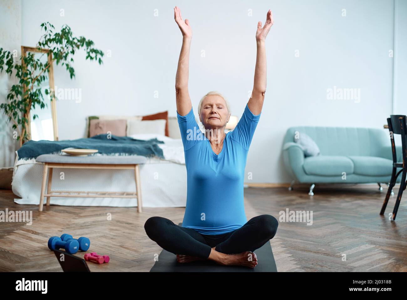 Dumbbell exercises for elderly hi-res stock photography and images - Alamy