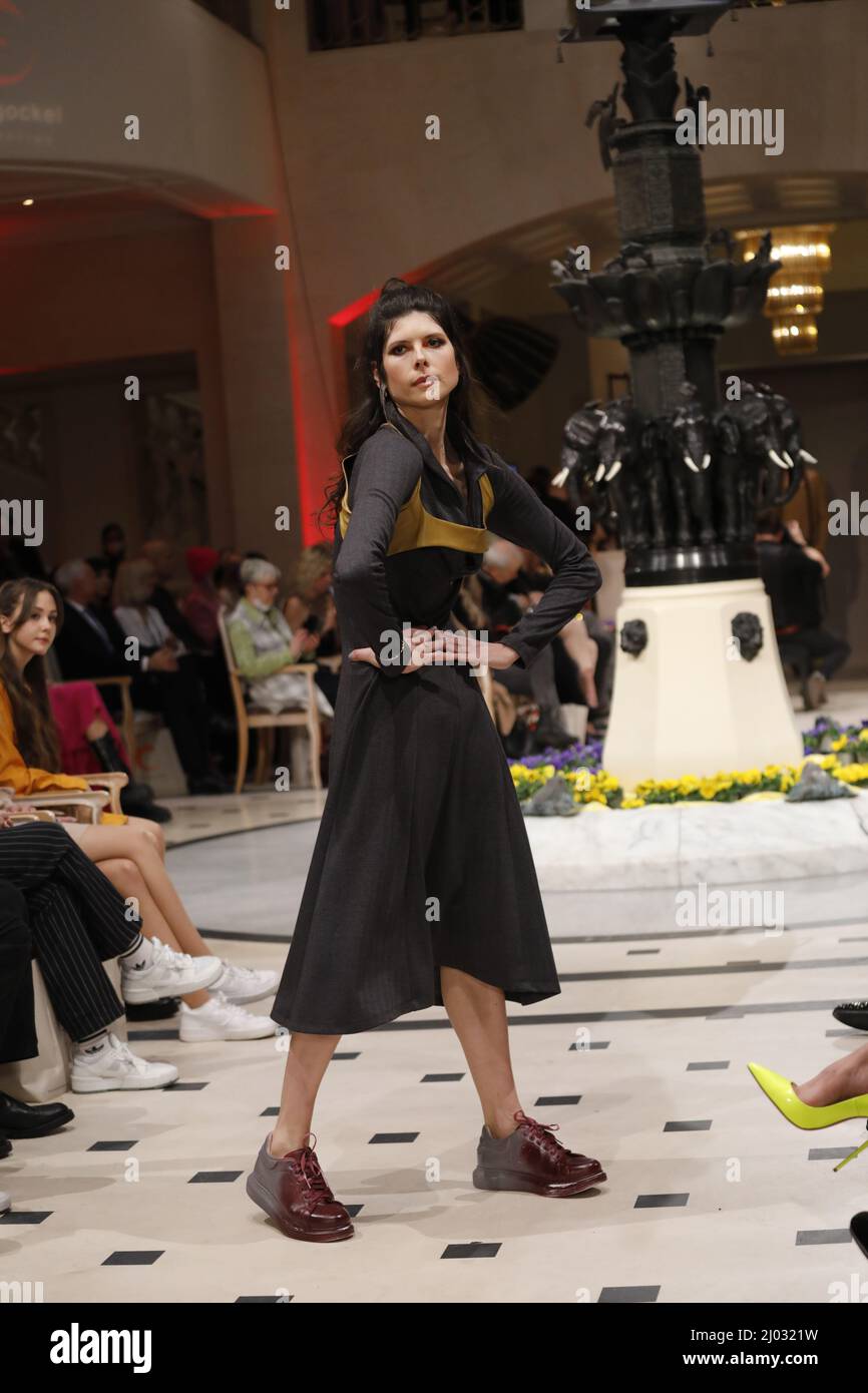 Model bei der Anja Gockel Fashion Show 'Weltgewand(t)' auf der Berlin ...