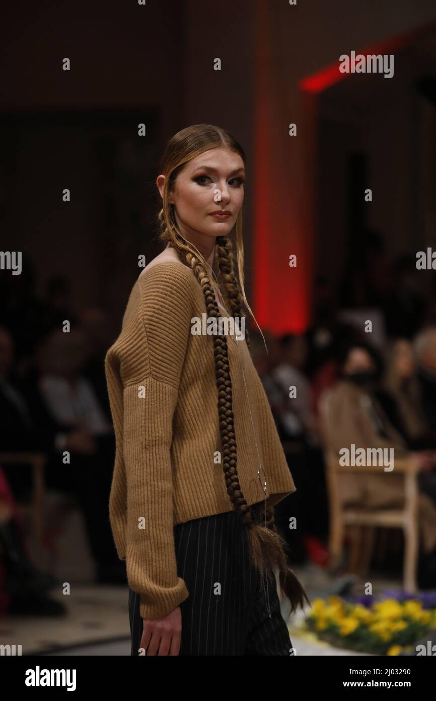 Model bei der Anja Gockel Fashion Show 'Weltgewand(t)' auf der Berlin ...