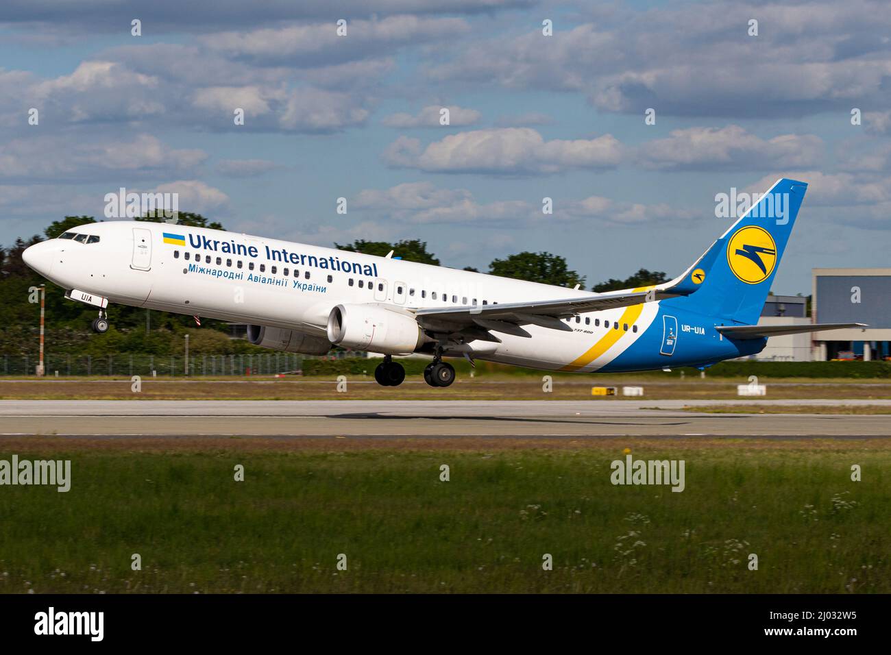 Ukraine International Airlines Boeing B737-8KV(WL) UR-UIA Stock Photo ...