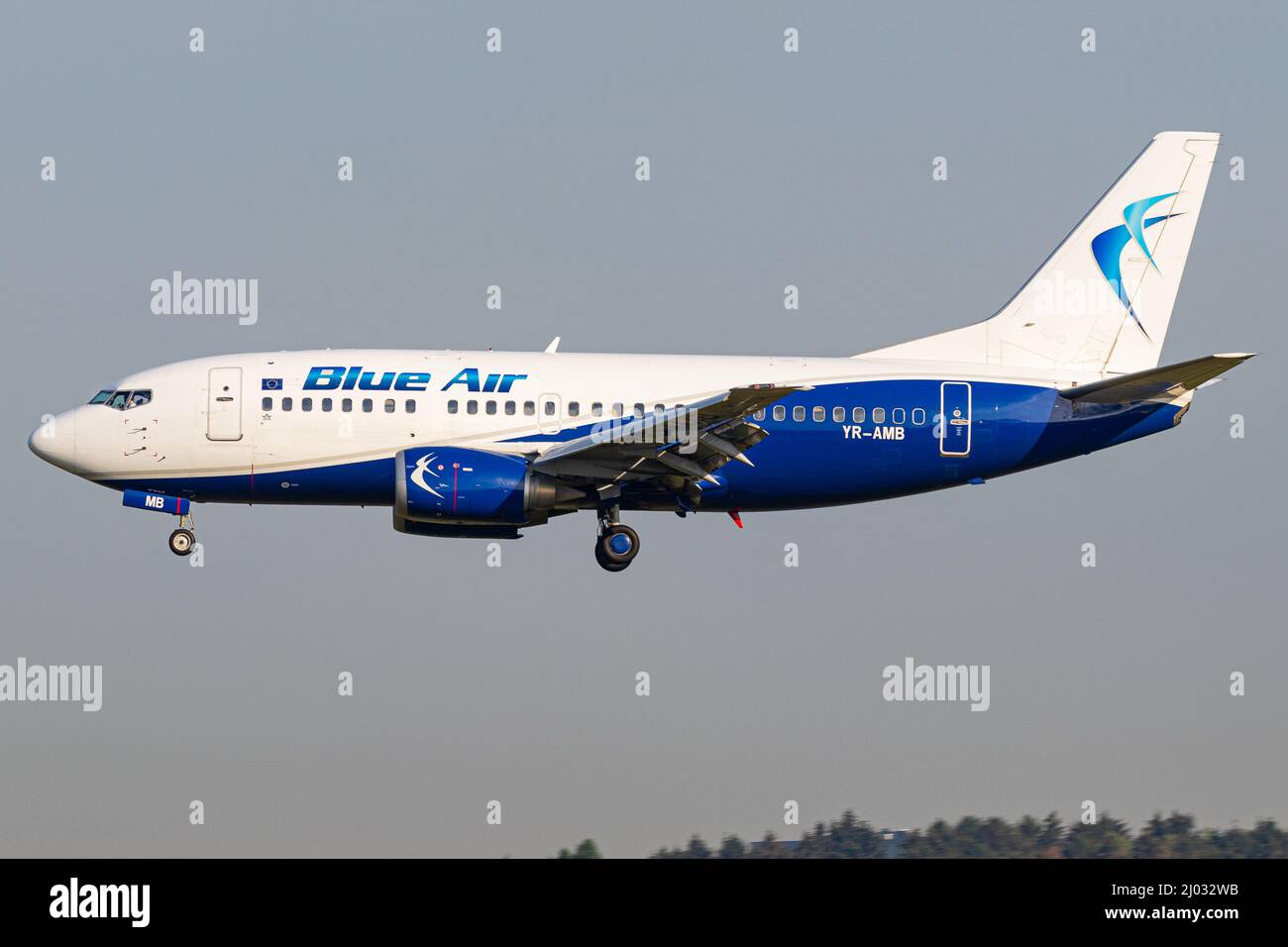 Blue Air Boeing B737-530 (YR-AMB, 24943) approaching Hamburg Airport ...