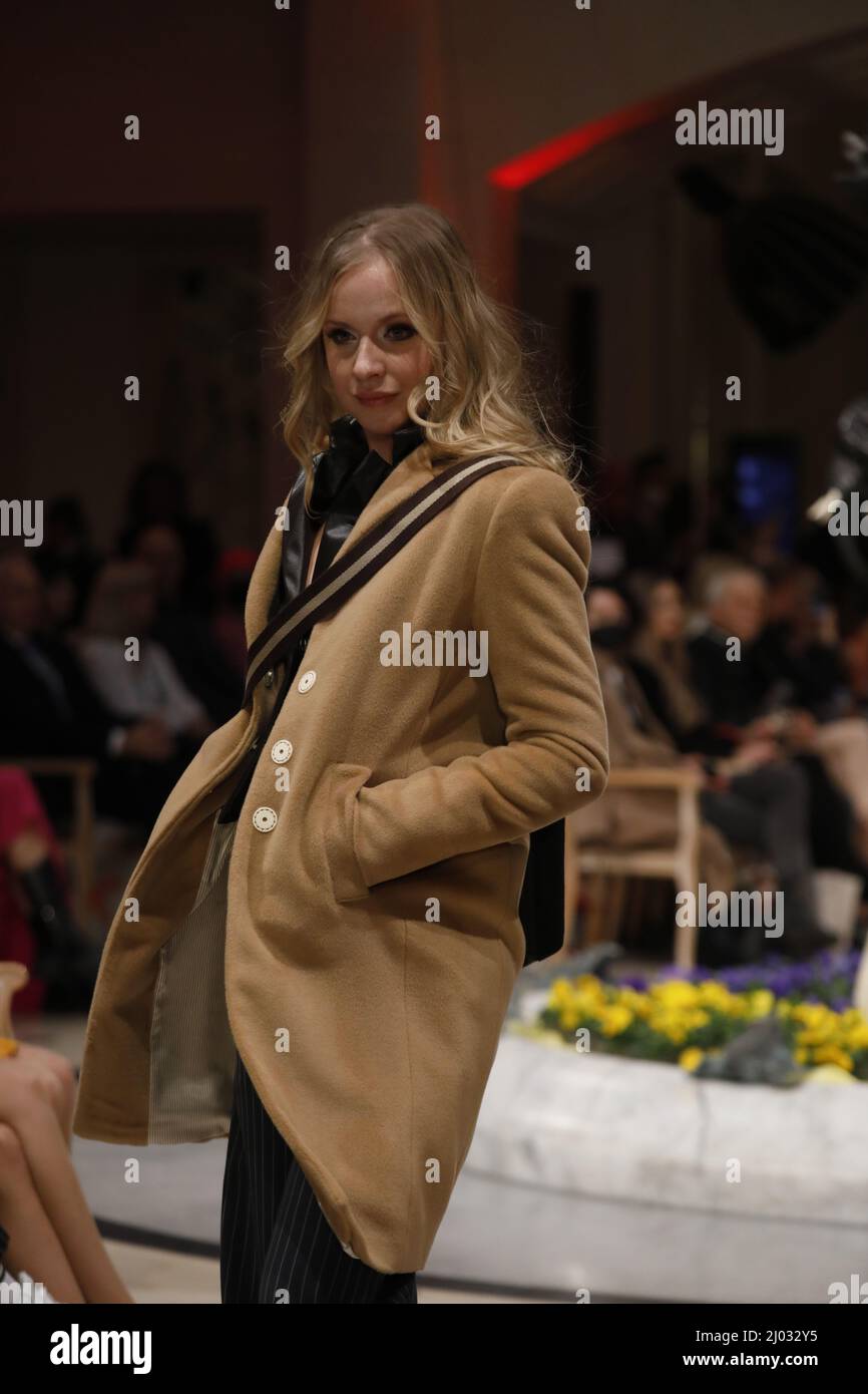 Model bei der Anja Gockel Fashion Show 'Weltgewand(t)' auf der Berlin ...