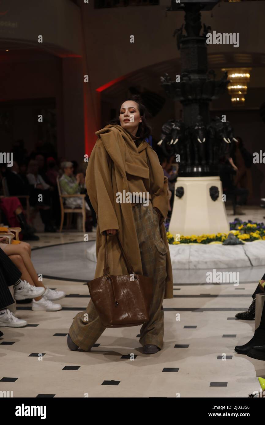 Model bei der Anja Gockel Fashion Show 'Weltgewand(t)' auf der Berlin ...