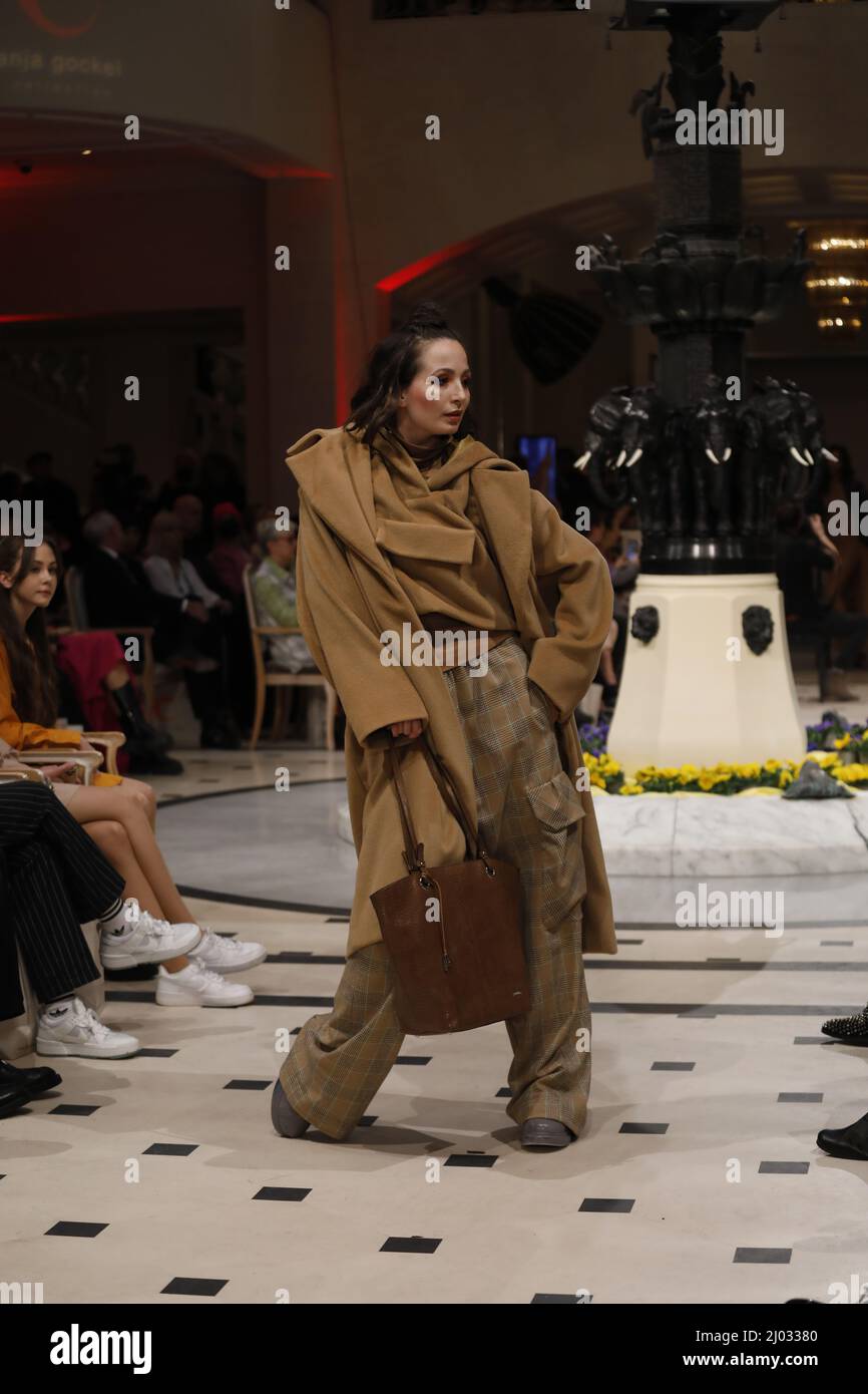 Model bei der Anja Gockel Fashion Show 'Weltgewand(t)' auf der Berlin ...