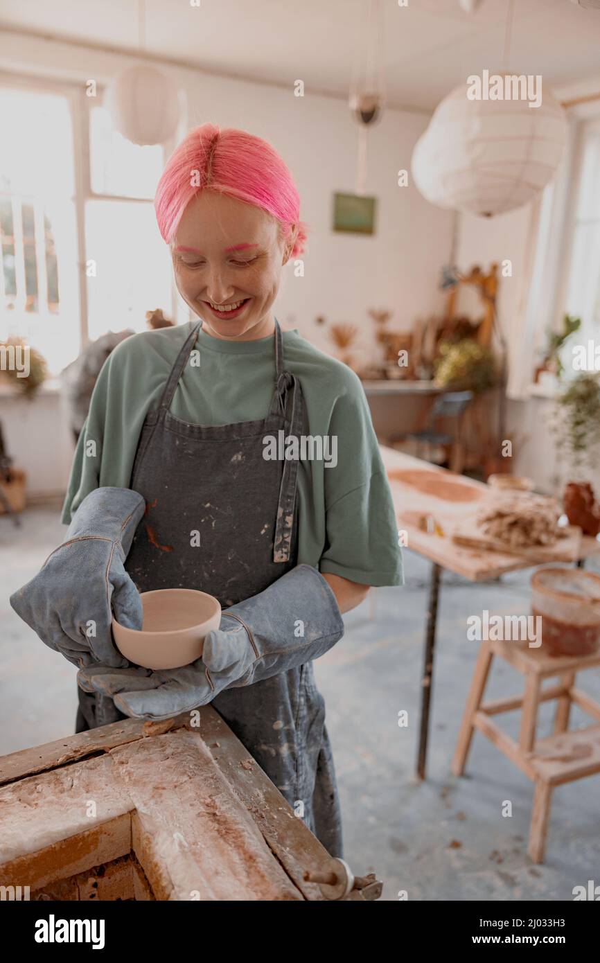 Ceramist hi-res stock photography and images - Alamy