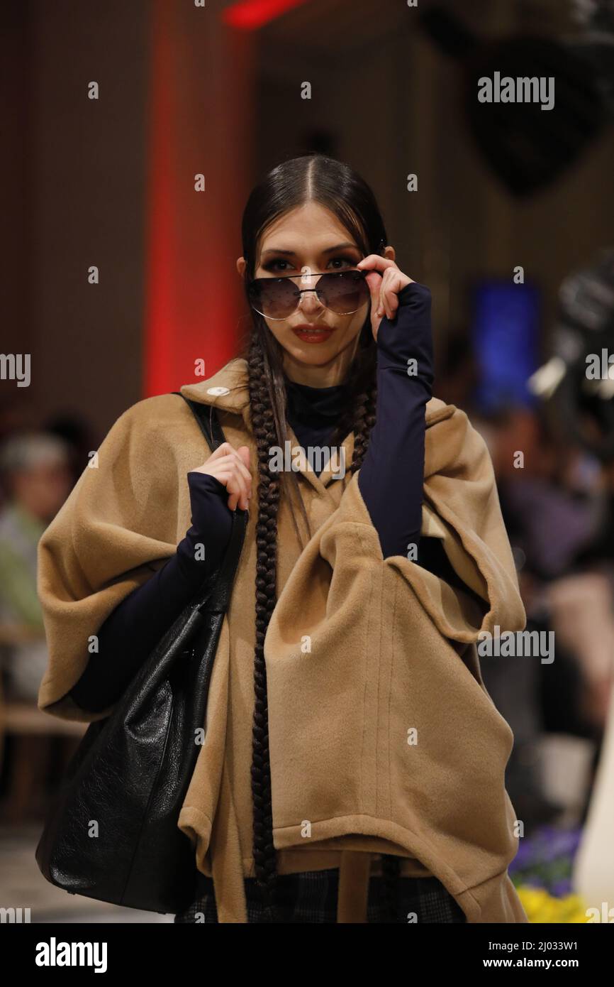 Model bei der Anja Gockel Fashion Show 'Weltgewand(t)' auf der Berlin ...