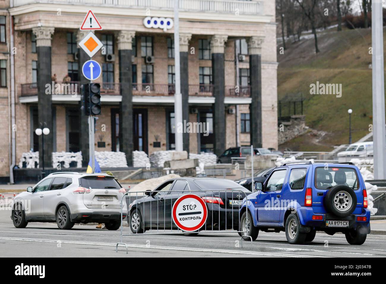Stop sign scale hi-res stock photography and images - Alamy