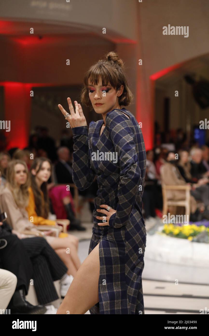 Model bei der Anja Gockel Fashion Show 'Weltgewand(t)' auf der Berlin ...