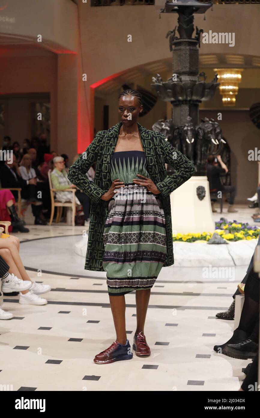 Model bei der Anja Gockel Fashion Show 'Weltgewand(t)' auf der Berlin ...