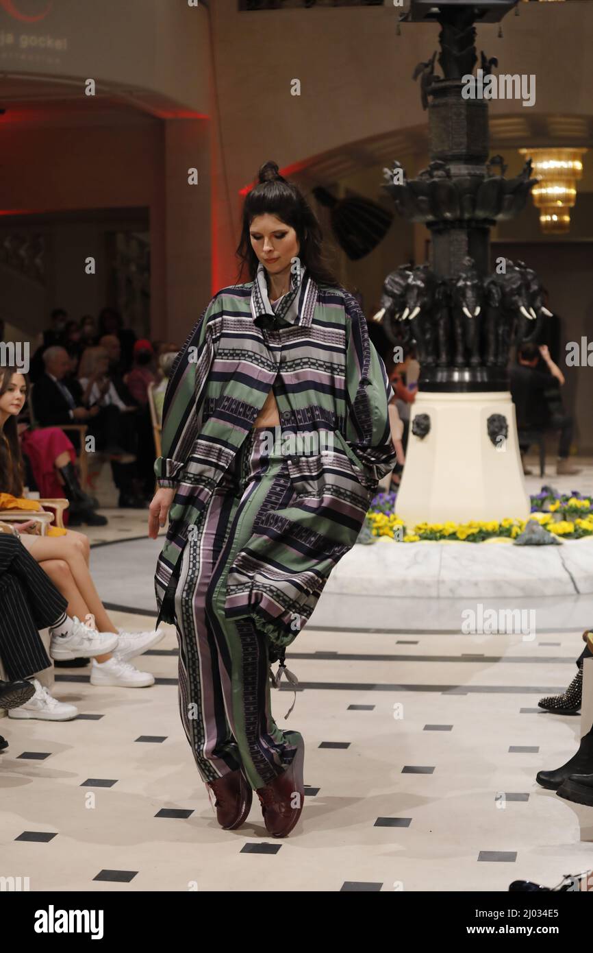 Model bei der Anja Gockel Fashion Show 'Weltgewand(t)' auf der Berlin ...