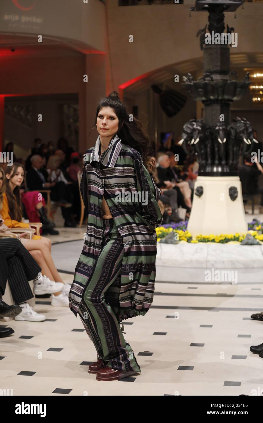 Model bei der Anja Gockel Fashion Show 'Weltgewand(t)' auf der Berlin ...