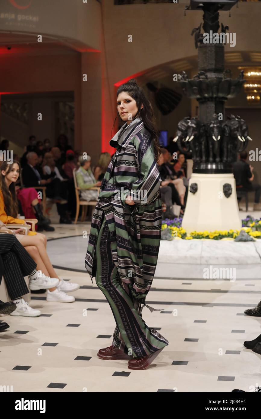 Model bei der Anja Gockel Fashion Show 'Weltgewand(t)' auf der Berlin ...