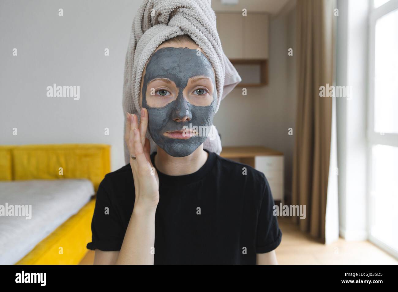 Woman beauty routine hi-res stock photography and images - Alamy