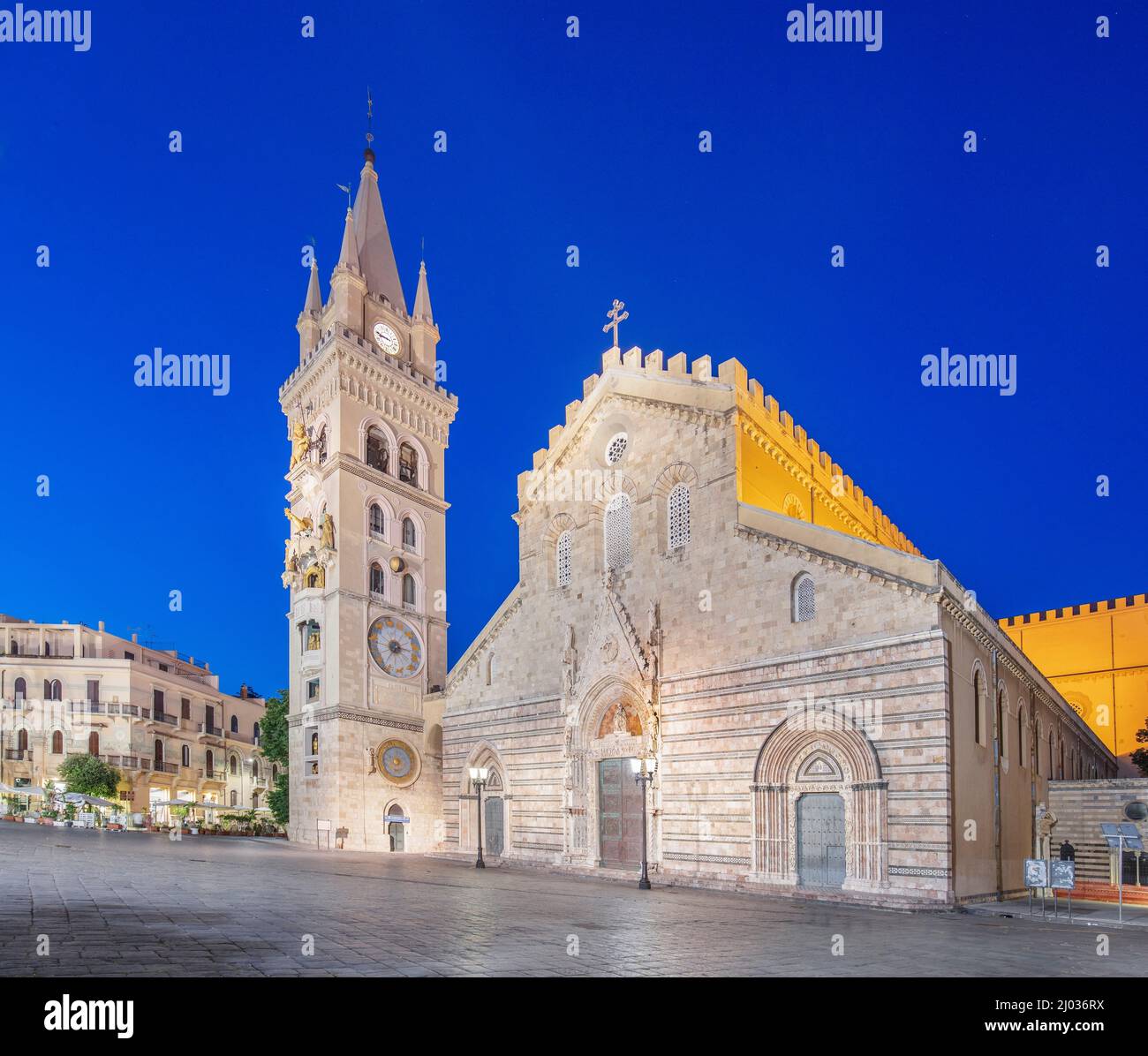 Street light outside basilica cathedral hi-res stock photography and ...