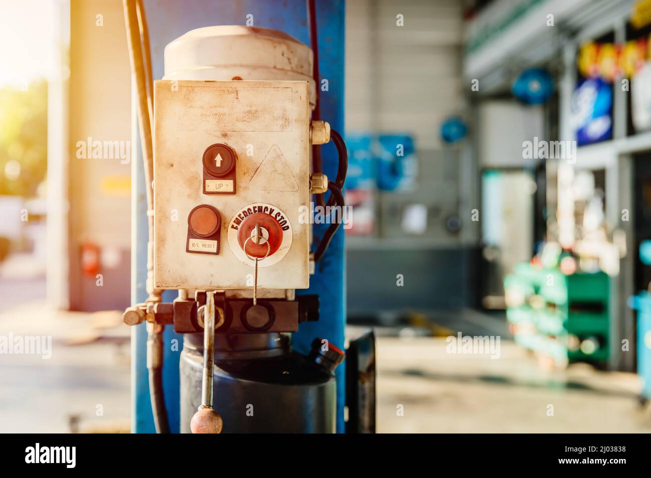 Car lift hi-res stock photography and images - Alamy