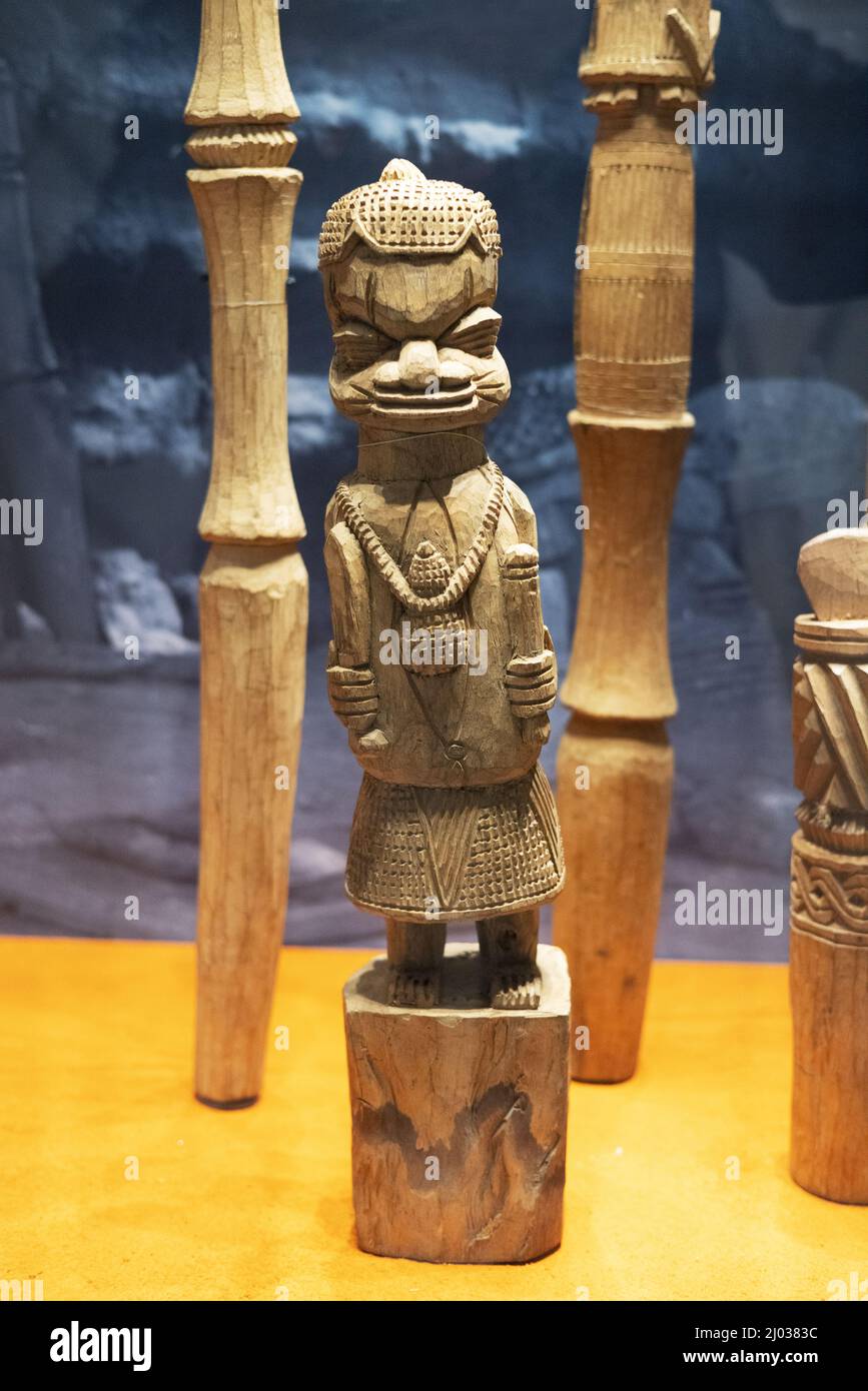 African wood carvings hi-res stock photography and images - Alamy